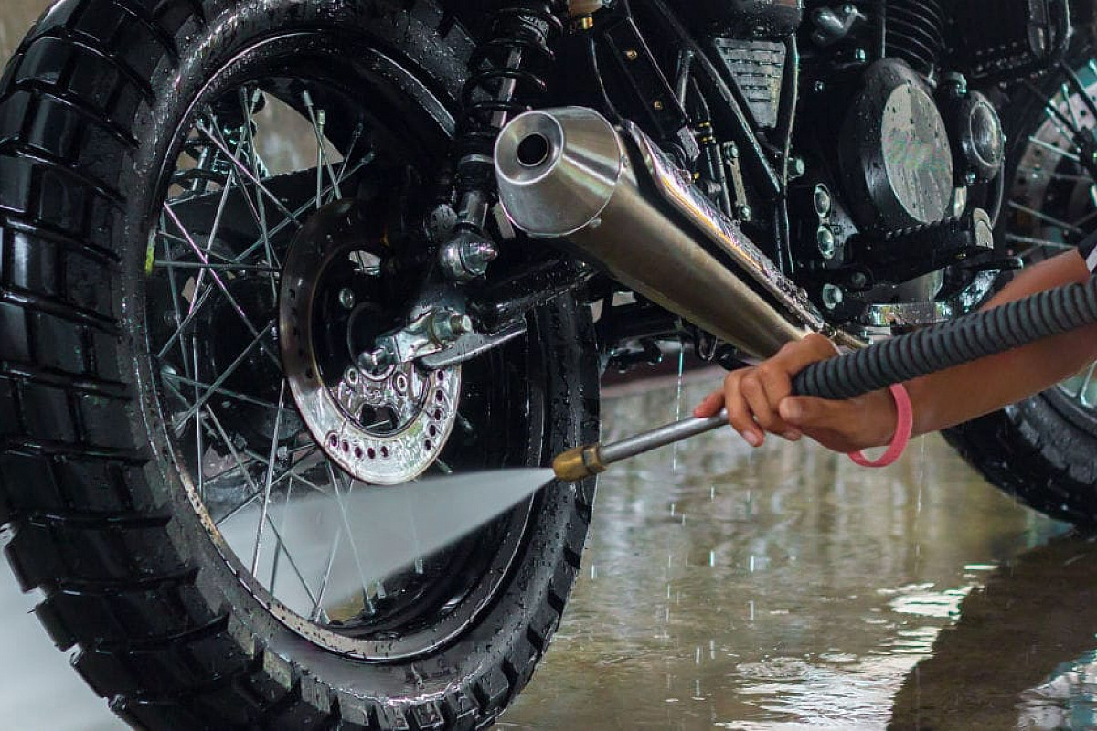 Pulire i cerchioni della moto non è mai stato così facile!