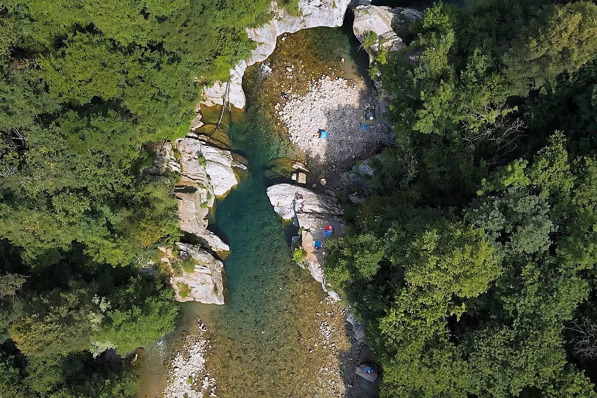 Guje di Garavot in moto, un tuffo in una piscina naturale | TrueRiders