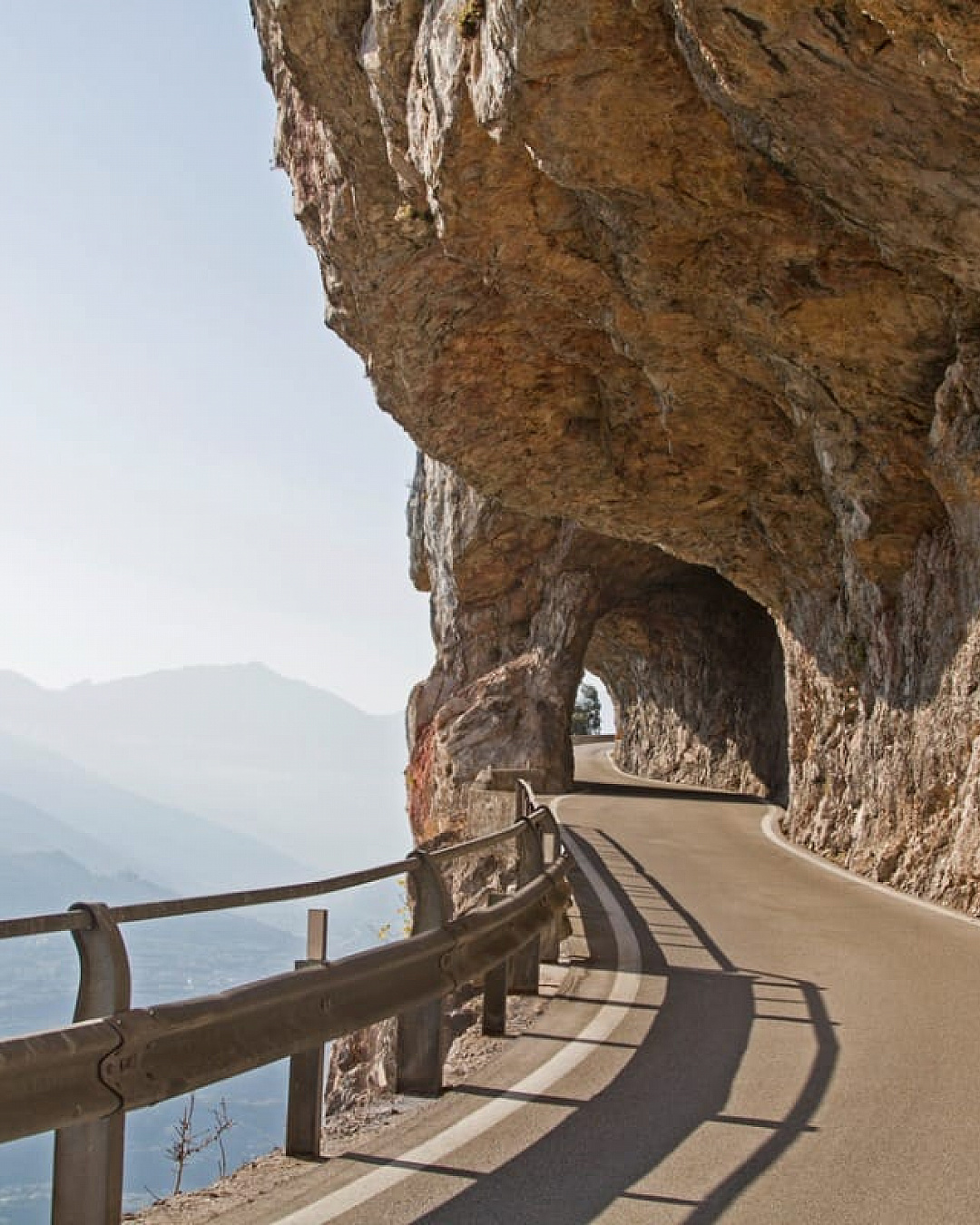 Nel comune di Vallelaghi, a pochi chilometri da Trento, c’è una strada ...