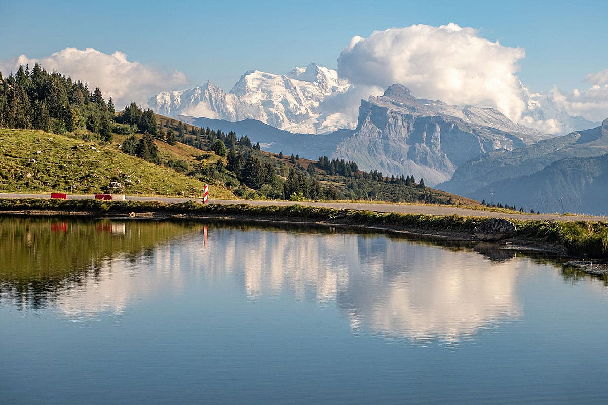 Il riflesso del Monte Bianco si specchia su un piccolo lago delle Alpi ...