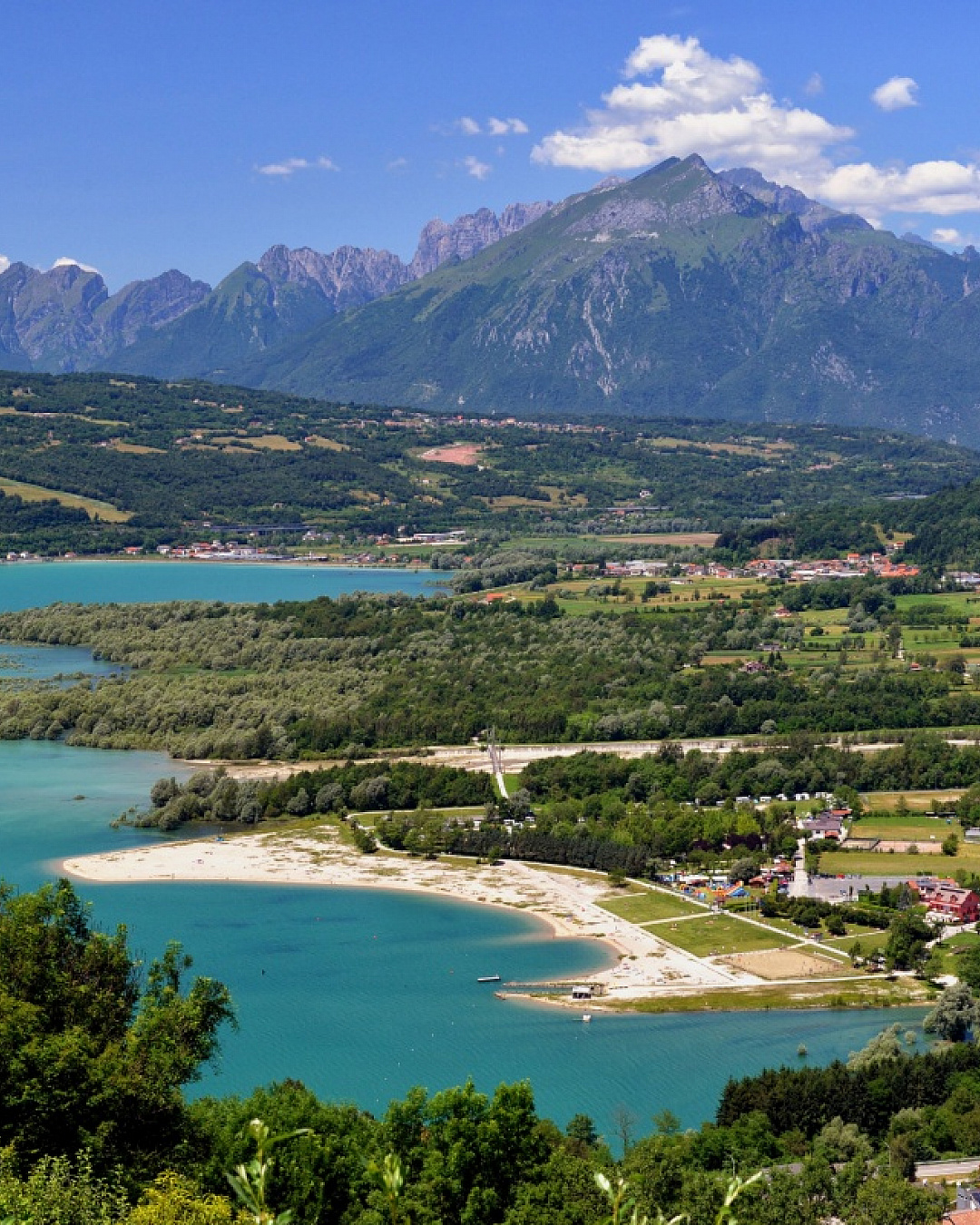 Sulle sponde del più grande lago del Veneto c'è un paese "diviso" in 3 ...