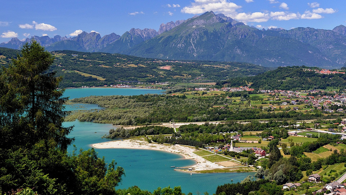 Sulle sponde del più grande lago del Veneto c'è un paese "diviso" in 3 ...