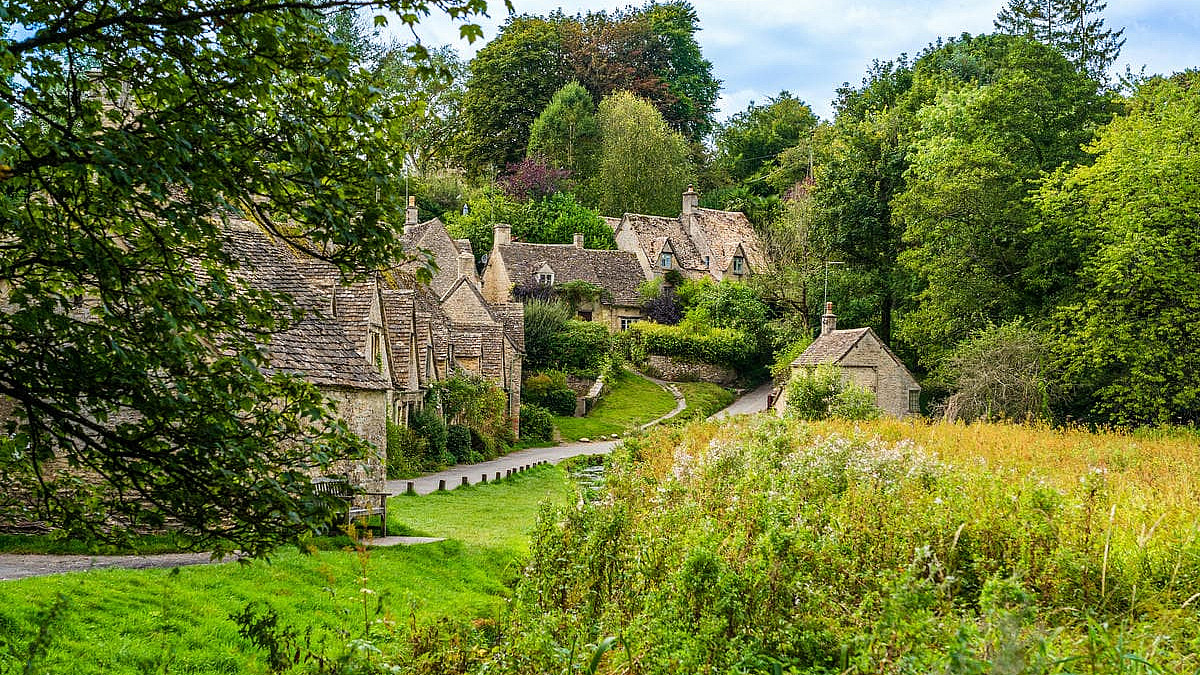 Cottage di pietra a bordo fiume: altro che Downton Abbey, il posto più ...