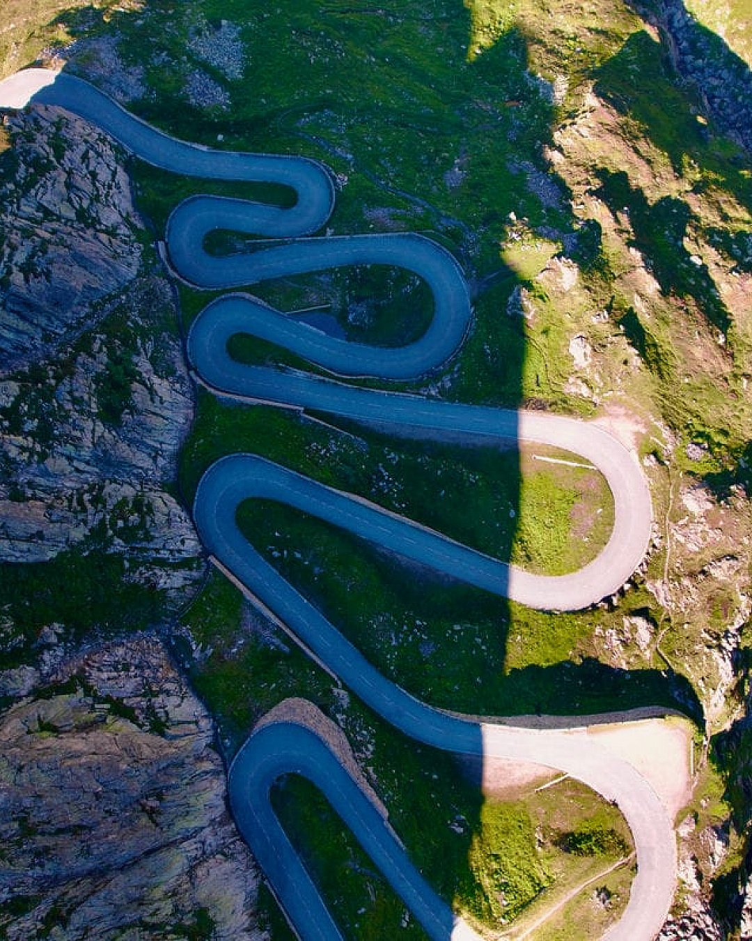 4 chilometri di curve da sogno: in Svizzera hanno creato una strada ...