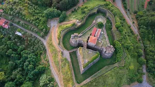 È la città che dall’alto della sua fortezza domina sugli Appennini e il ...