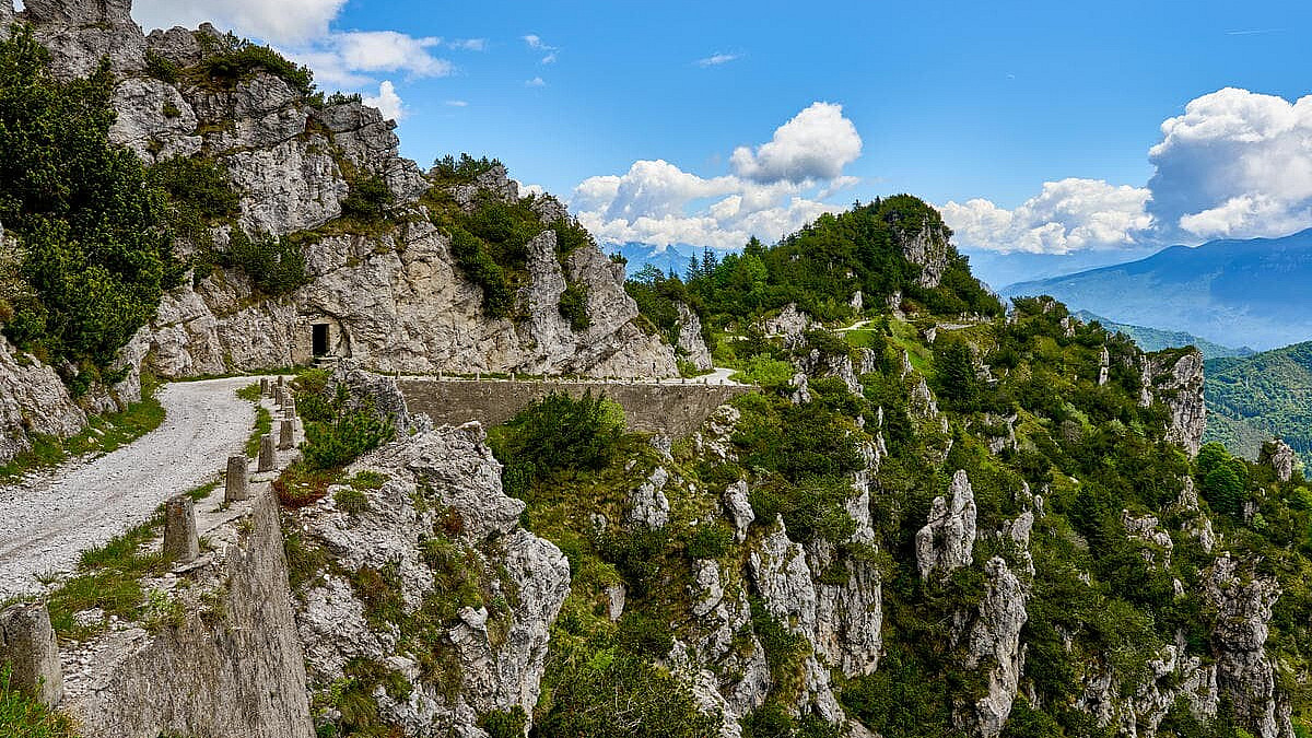 È la strada inaccessibile che domina dall’alto il Lago di Garda: i suoi ...
