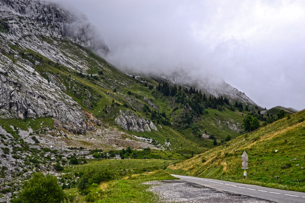 Col des Aravis in moto: itinerario in Savoia | TrueRiders