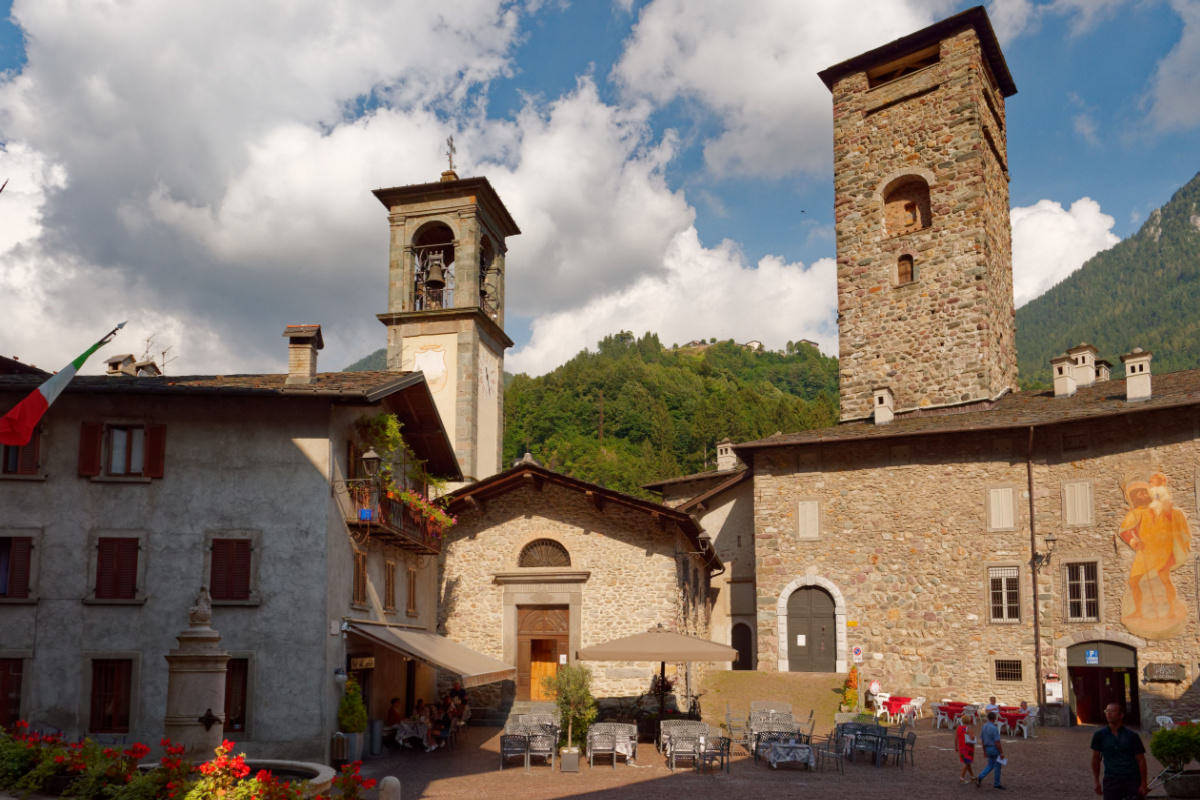 Immerso tra le vette delle Orobie c'è il "borgo delle spade", dove il ...