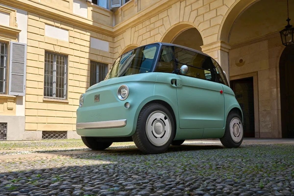 Quattro ruote, ma è come uno scooter: la minicar FIAT ripercorre le ...