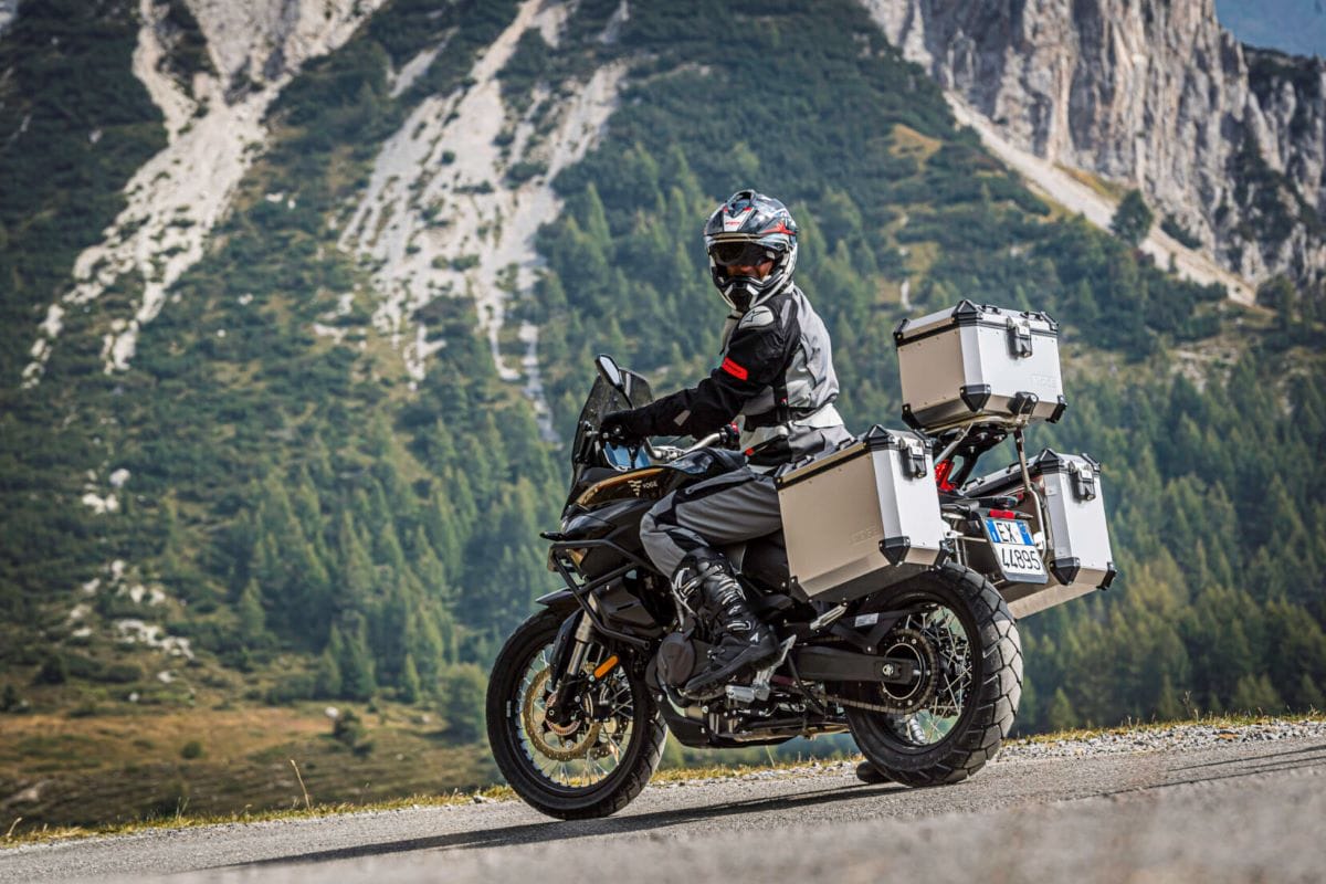 La nuova Voge è un Valico verso l'avventura, a 900 DSX sul mare